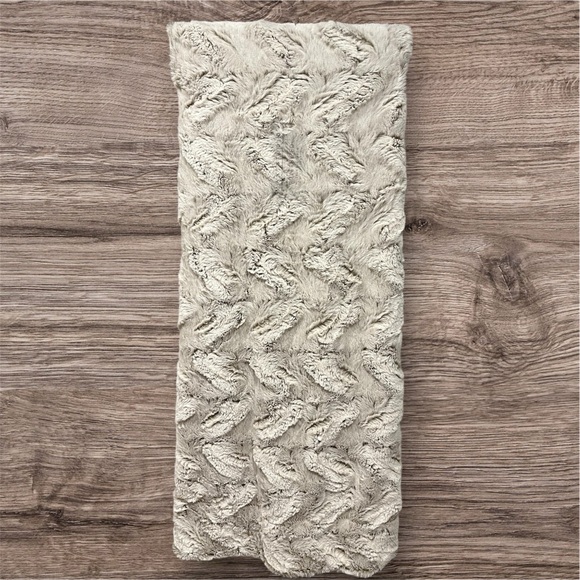 Max Studio | Bedding | Max Studio Oversized Faux Fur Throw Blanket 5x70 ...